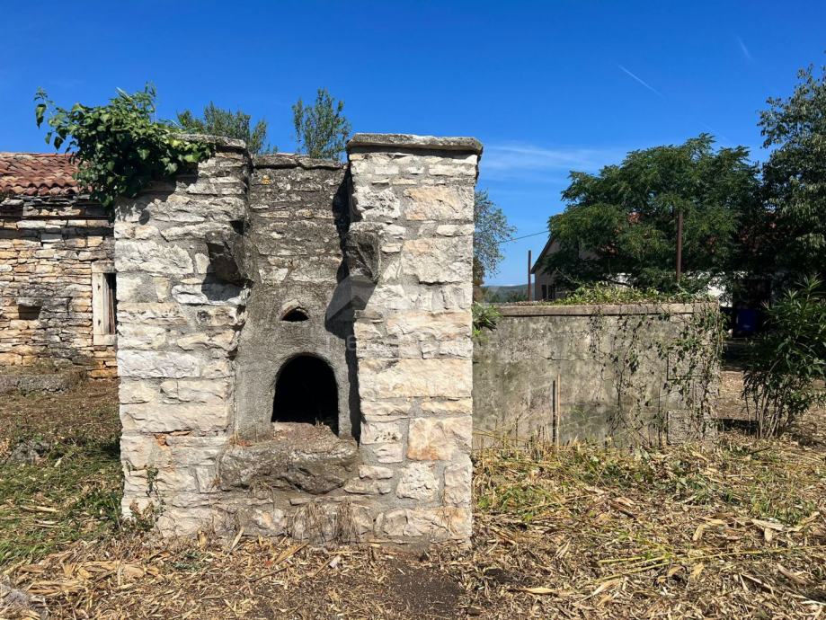 ISTRA, BARBAN - Simpatična kamena kućica za adaptaciju (prodaja)