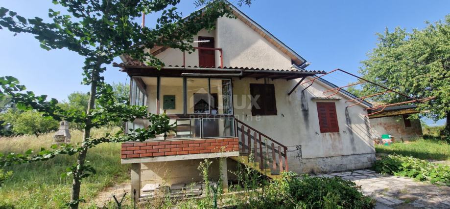 ISTRA, CEROVLJE - Vikendica s velikom okućnicom i dodatnim objektom (prodaja)