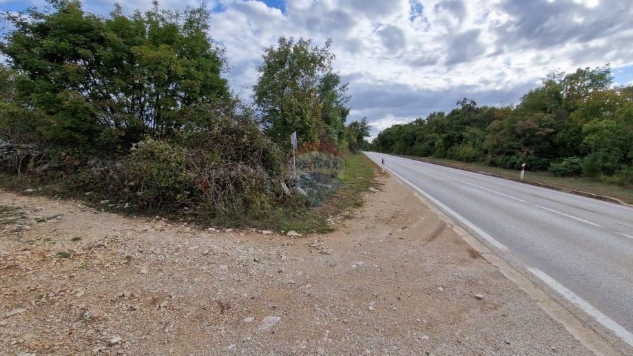 Istra, Juršići, odlično zemljište pored glavne ceste 550m2