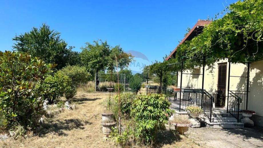 Istra, Kringa, samostojeća kuća sa pomoćnim objektima (prodaja)