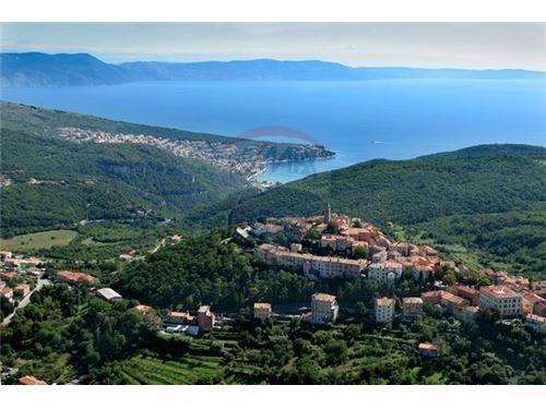 ISTRA, LABIN, PREKRASNA KUĆA NA STAROGRADSKIM ZIDINAMA (prodaja)