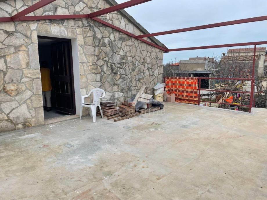 ISTRA - POREČ Kamena kuća za adaptaciju sa tri stana (prodaja)