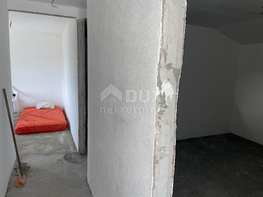 ISTRA - POREČ Kamena kuća za adaptaciju sa tri stana (prodaja)