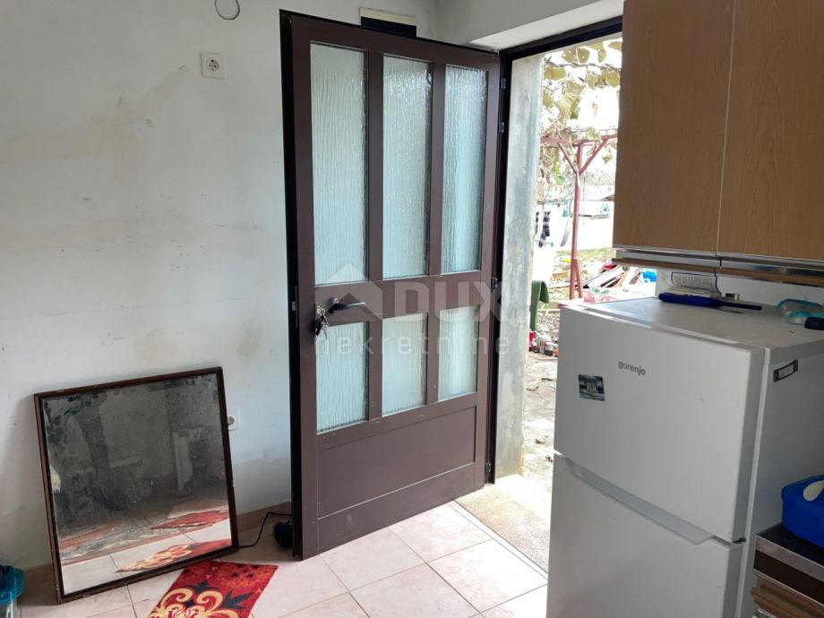 ISTRA - POREČ Kamena kuća za adaptaciju sa tri stana (prodaja)