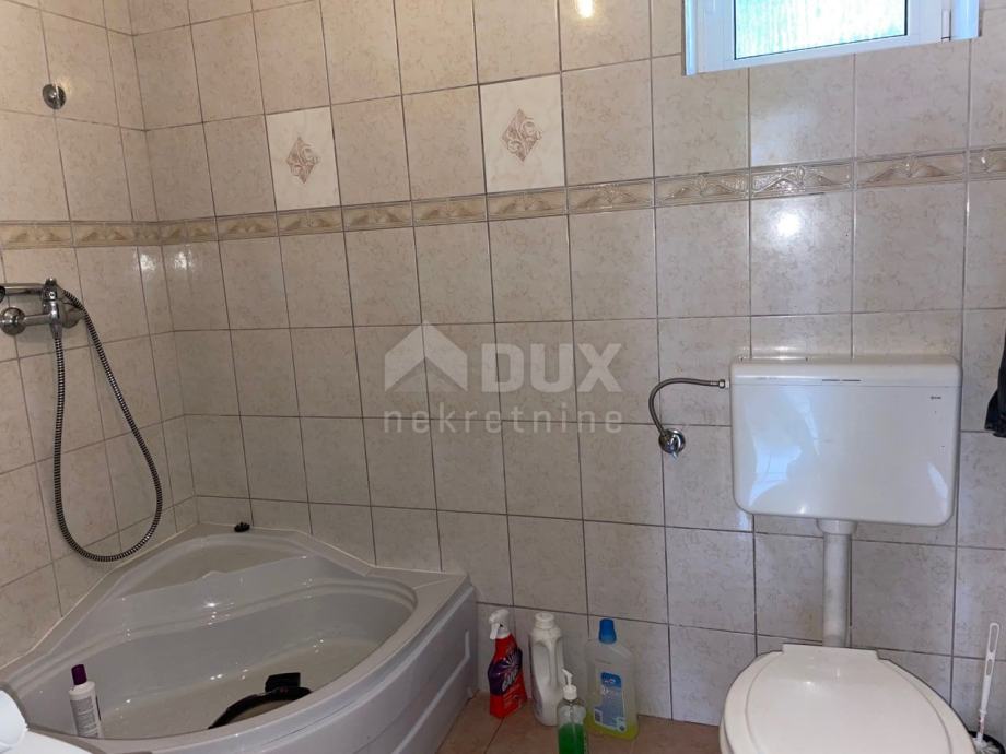 ISTRA - POREČ Kamena kuća za adaptaciju sa tri stana (prodaja)