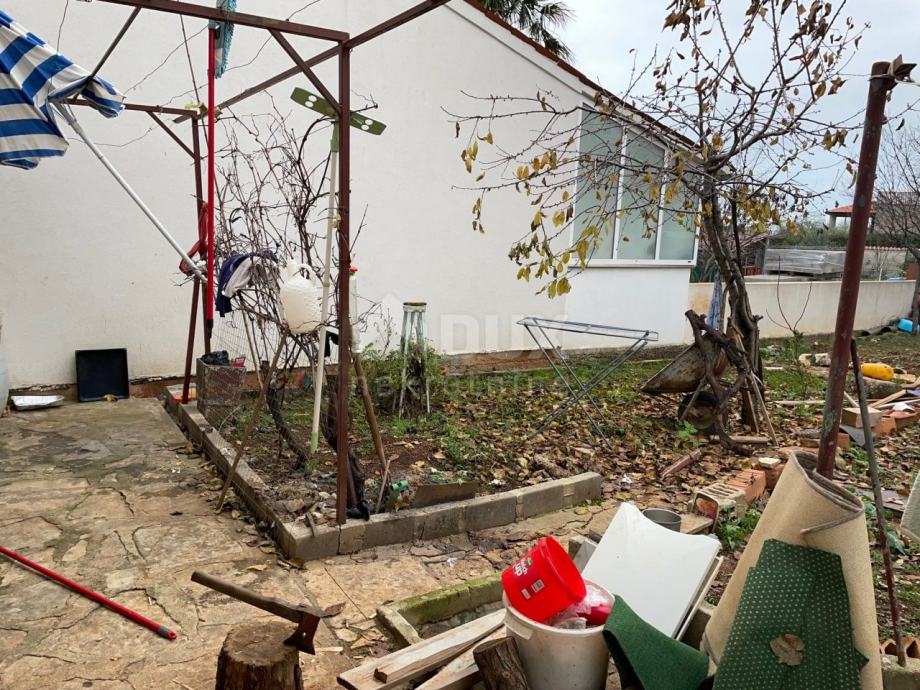 ISTRA - POREČ Kamena kuća za adaptaciju sa tri stana (prodaja)