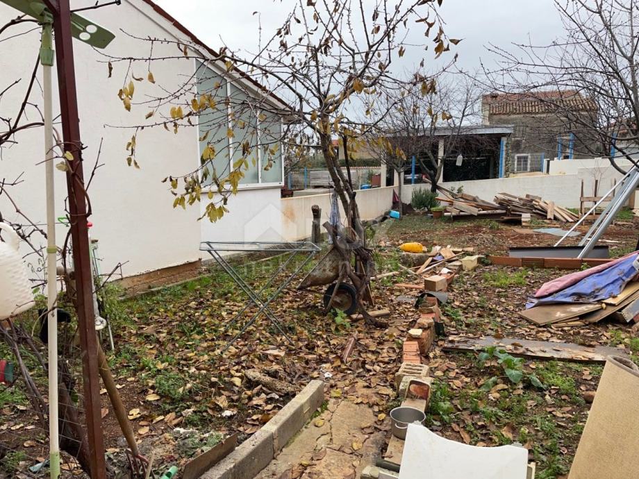 ISTRA - POREČ Kamena kuća za adaptaciju sa tri stana (prodaja)