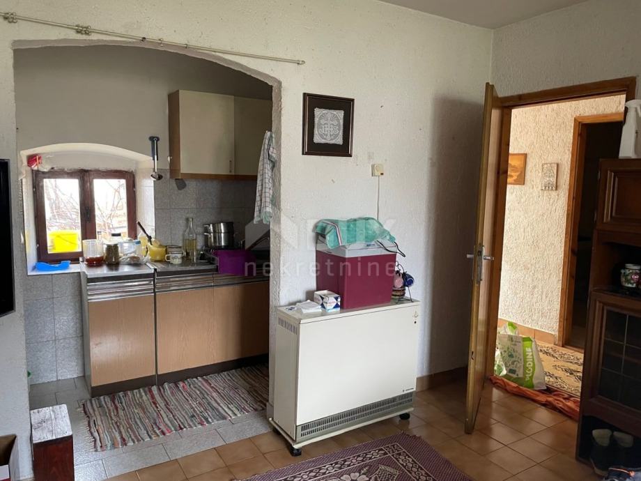 ISTRA - POREČ Kamena kuća za adaptaciju sa tri stana (prodaja)