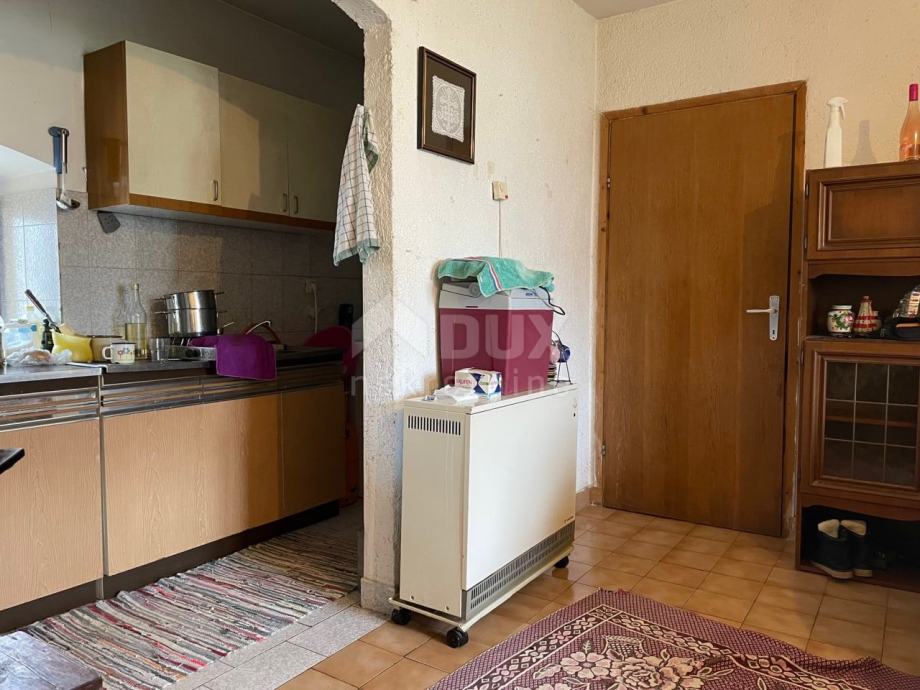 ISTRA - POREČ Kamena kuća za adaptaciju sa tri stana (prodaja)