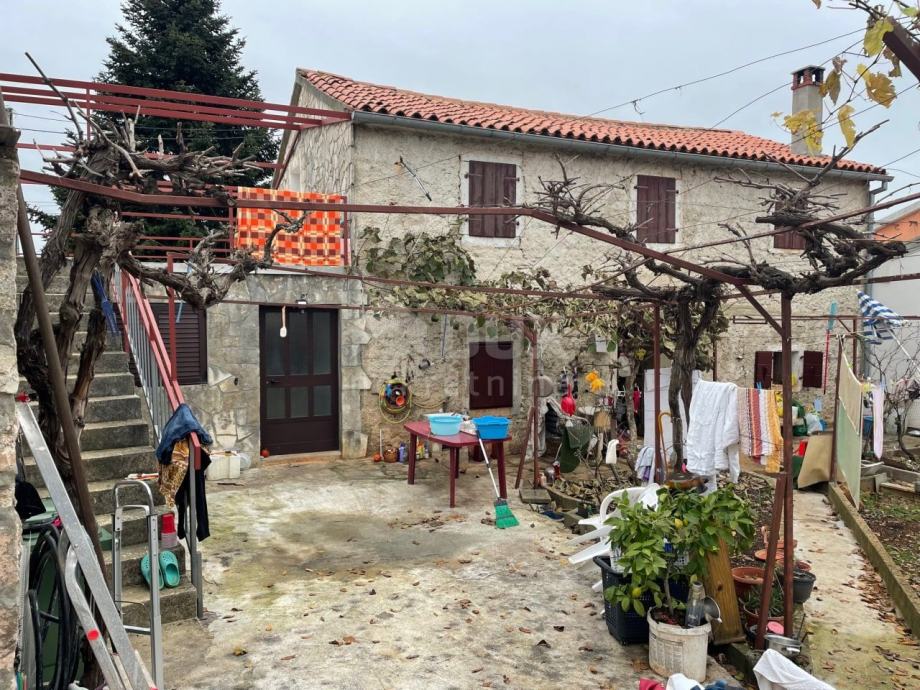 ISTRA - POREČ Kamena kuća za adaptaciju sa tri stana (prodaja)