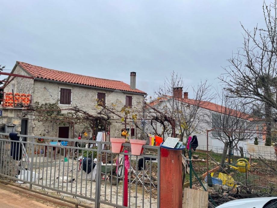 ISTRA - POREČ Kamena kuća za adaptaciju sa tri stana (prodaja)