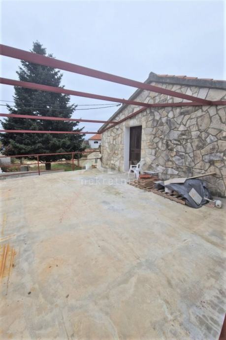 ISTRA - POREČ Kamena kuća za adaptaciju sa tri stana (prodaja)