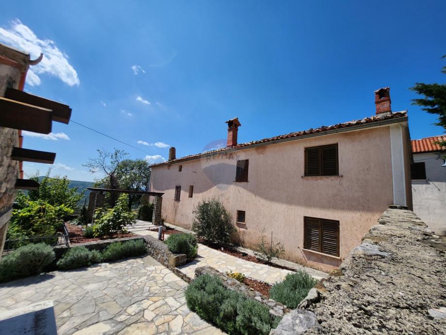 Istra, Roč, samostojeća kuća s okućnicom i pogledom (prodaja)