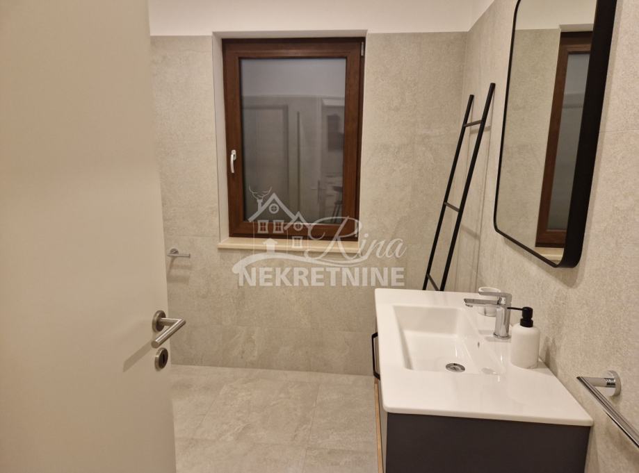 ISTRA, TAR - VABRIGA, NOVI trostobni stan u centru Tara (prodaja)