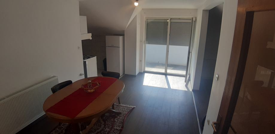 Iznajmljuje se stan trazim jednog cimera u stanu od 120m2