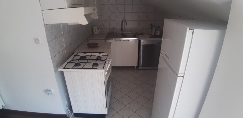 Iznajmljuje se stan trazim jednog cimera u stanu od 120m2