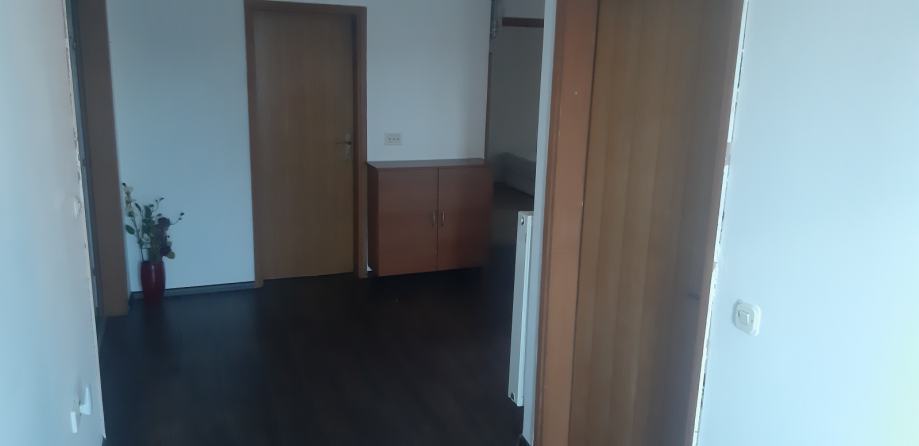 Iznajmljuje se stan trazim jednog cimera u stanu od 120m2