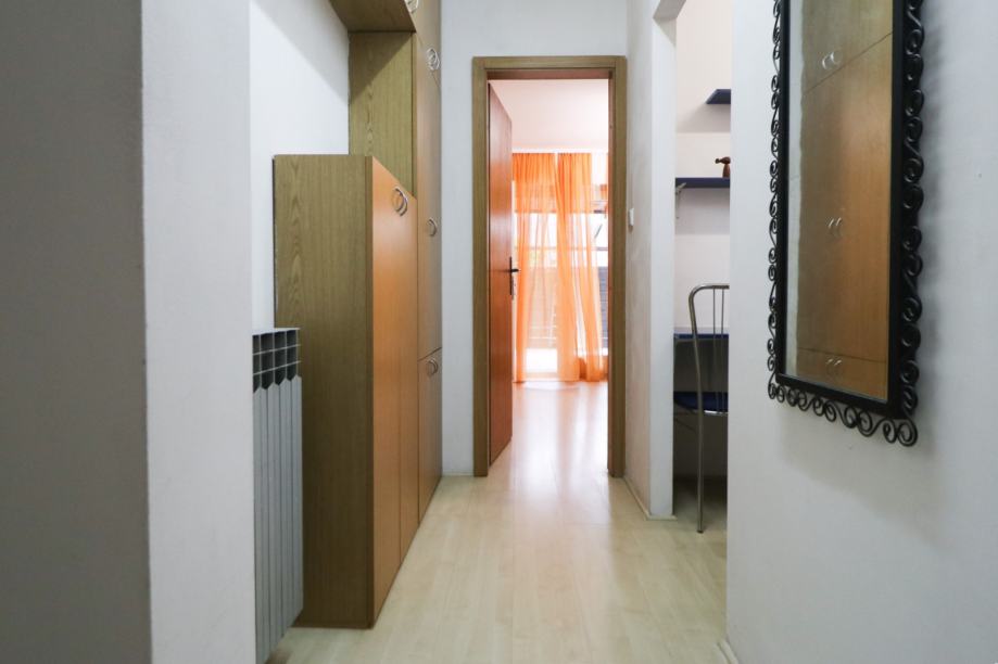 JARUN, MANJI 2-SOBAN STAN S TERASOM, SUPER LOKACIJA! (prodaja)