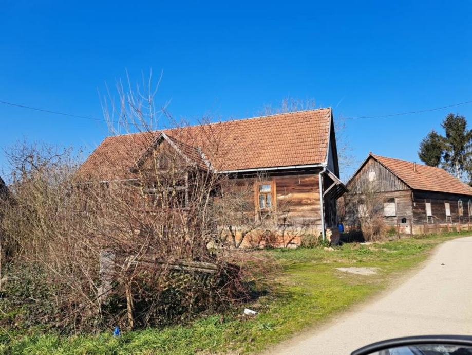 JEŽEVO - drvena kuća 70m2 na 967m2 građevinskog terena (prodaja)