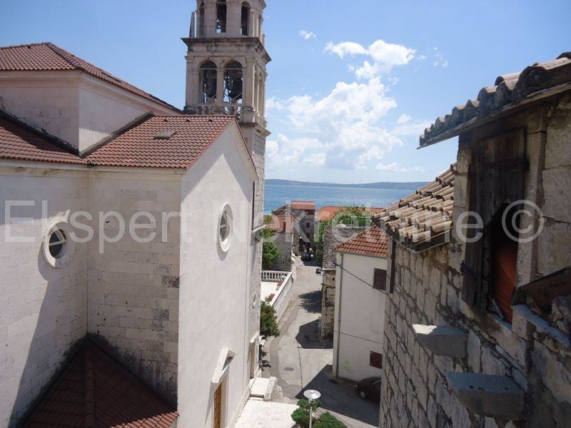 K. Kambelovac, kamena kuća u samom centru površine 750m2 (prodaja)