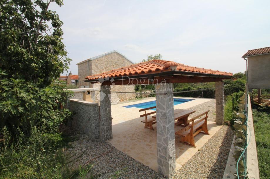 Kamena kuća s bazenom i velikom okućnicom (prodaja)