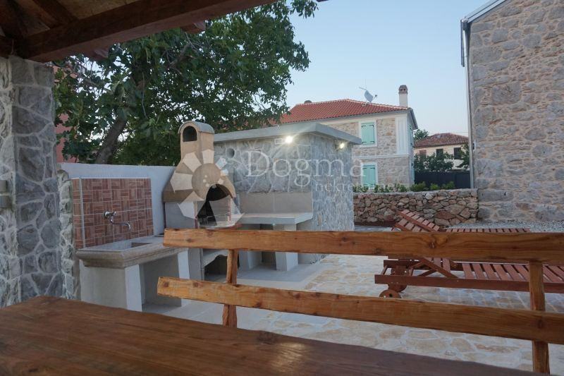Kamena kuća s bazenom i velikom okućnicom (prodaja)
