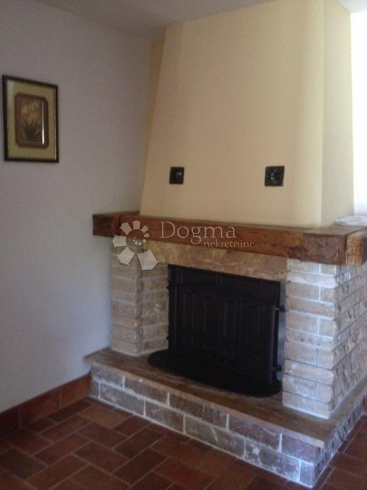 Kamena kuća s bazenom i velikom okućnicom (prodaja)