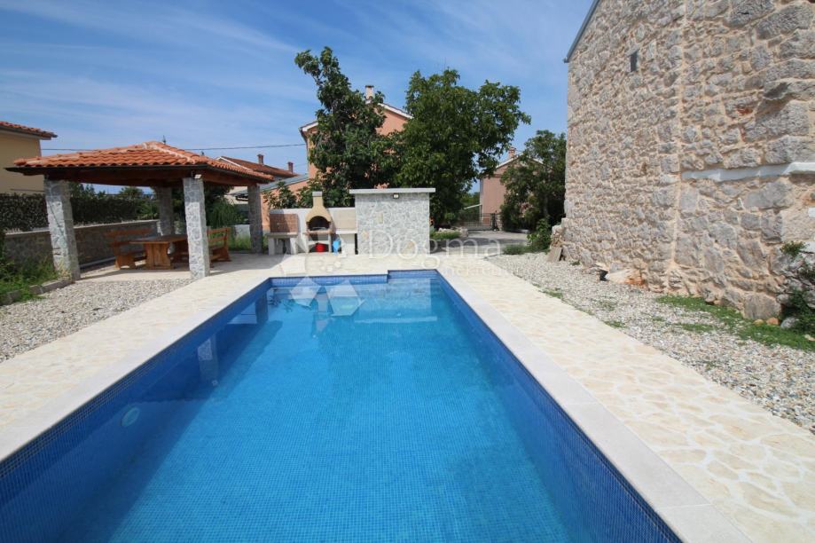 Kamena kuća s bazenom i velikom okućnicom (prodaja)