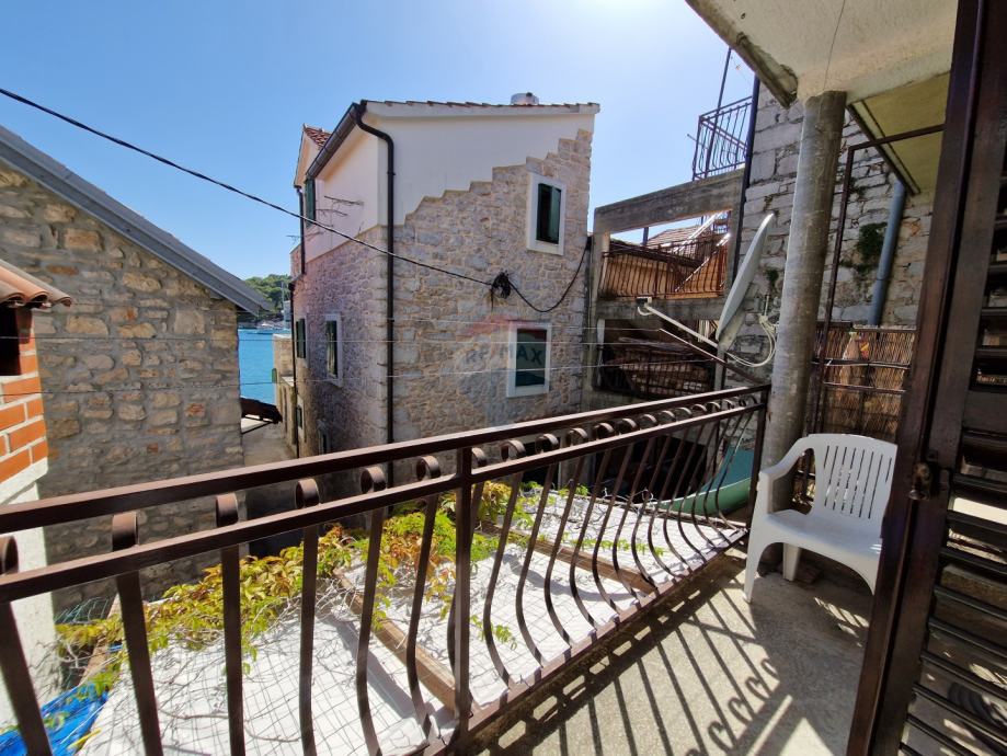 KAMENA KUĆA PORED MORA, PRVIĆ (prodaja)