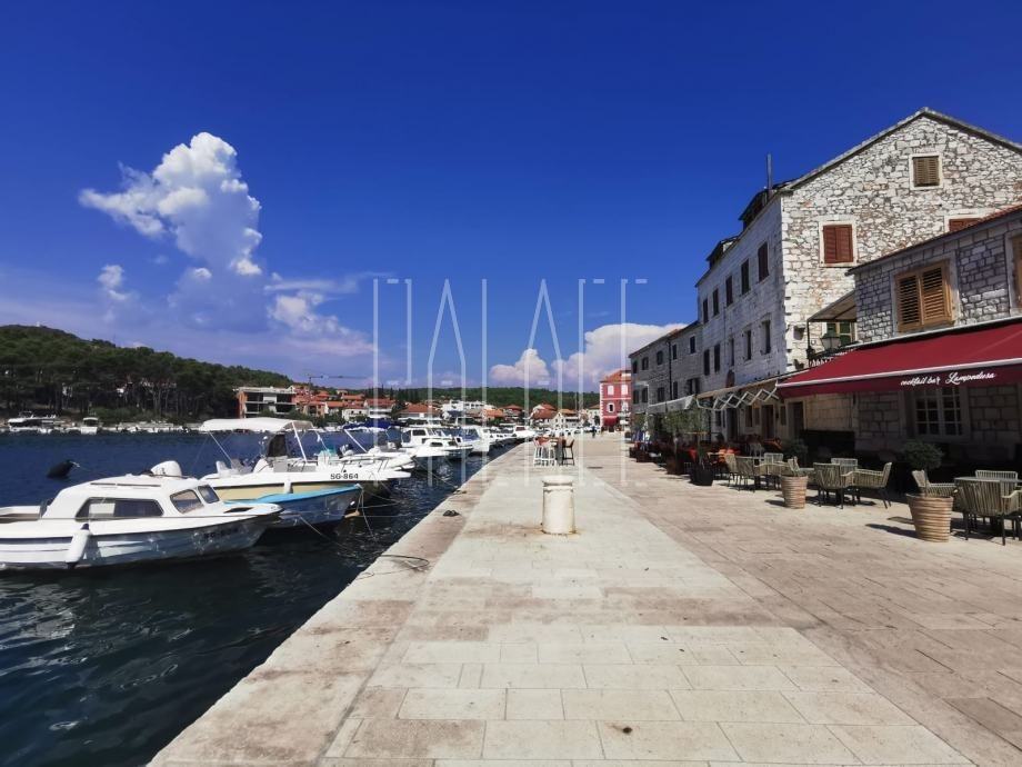 Kamena kuća u povijesnoj jezgri Staroga Grada na Hvaru, 300.00 m2 (prodaja)