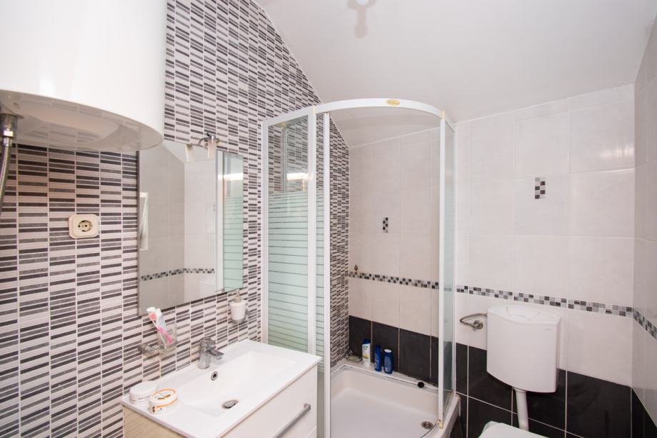 Kamena kuća sa uređenim stanom i vrtom, Kruševo primoštensko, 290 m2 ...