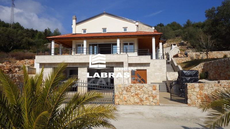Kamena villa: 420 m2 - Otok Rava - Prvi red uz more!!! (prodaja)
