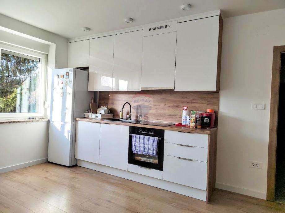 Karlovac; Švarča, potpuno renoviran trosoban stan 58 m2 (prodaja)