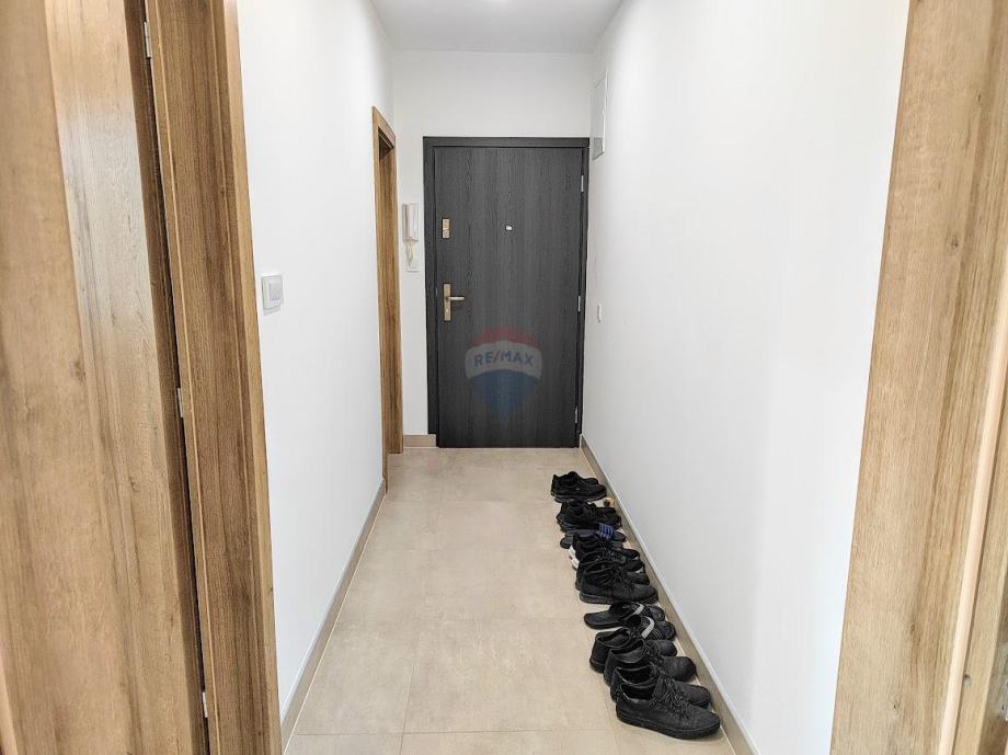 Karlovac; Švarča, potpuno renoviran trosoban stan 58 m2 (prodaja)