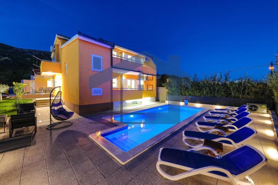 Kaštela , vila sa bazenom (prodaja)