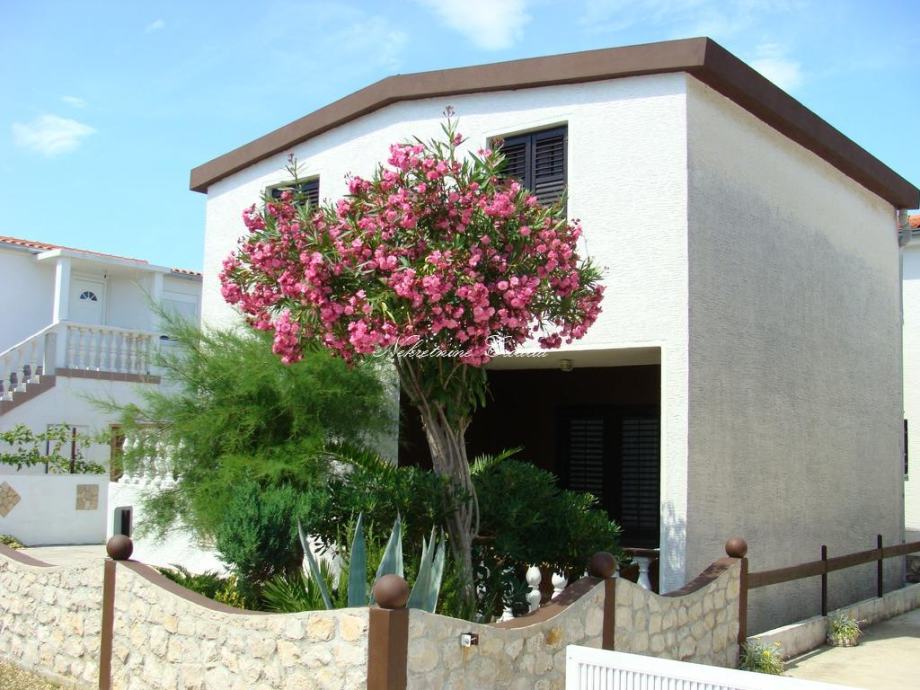 UPRAVO SNIŽENO:Katnica 92 m2 sa dva apartmana!!! (prodaja)