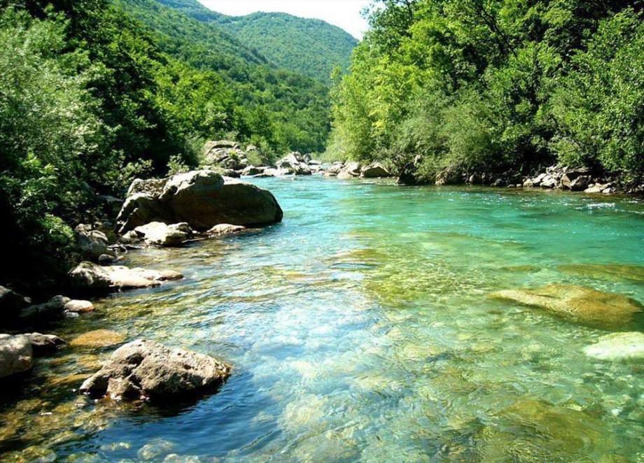 Knin-Strmica Vikendica uz rijeku sa 2000m 2 okućnice!!!! (prodaja)