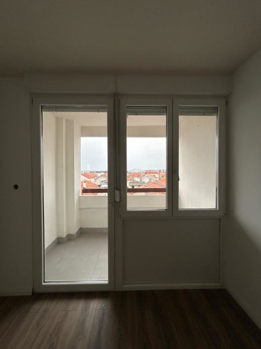 Komforan dvosoban stan kompletno renoviran, Zadar (Bulevar) S POGLEDOM (prodaja)