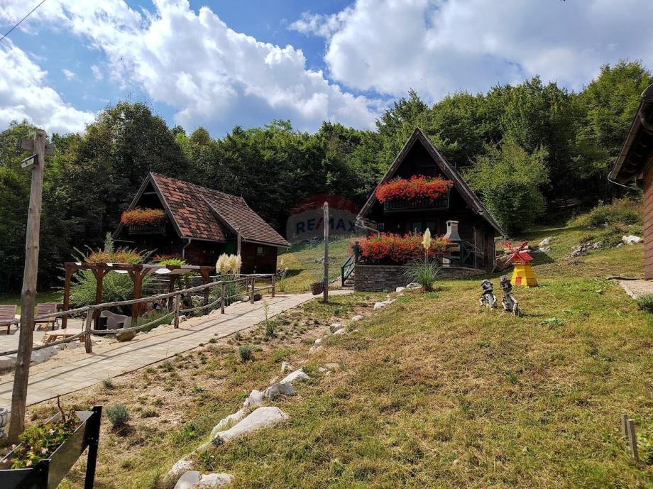 Korenica; turističko naselje kraj Plitvičkih jezera (prodaja)