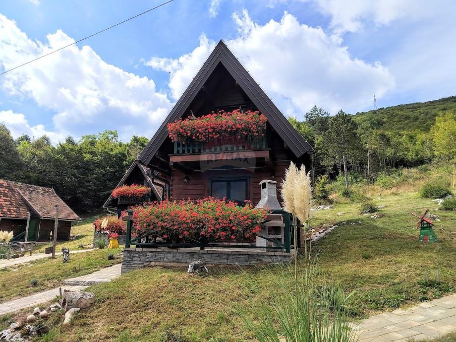 Korenica; turističko naselje kraj Plitvičkih jezera (prodaja)