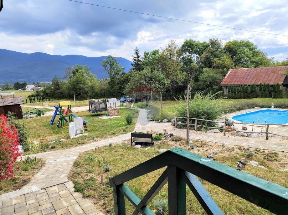 Korenica; turističko naselje kraj Plitvičkih jezera (prodaja)