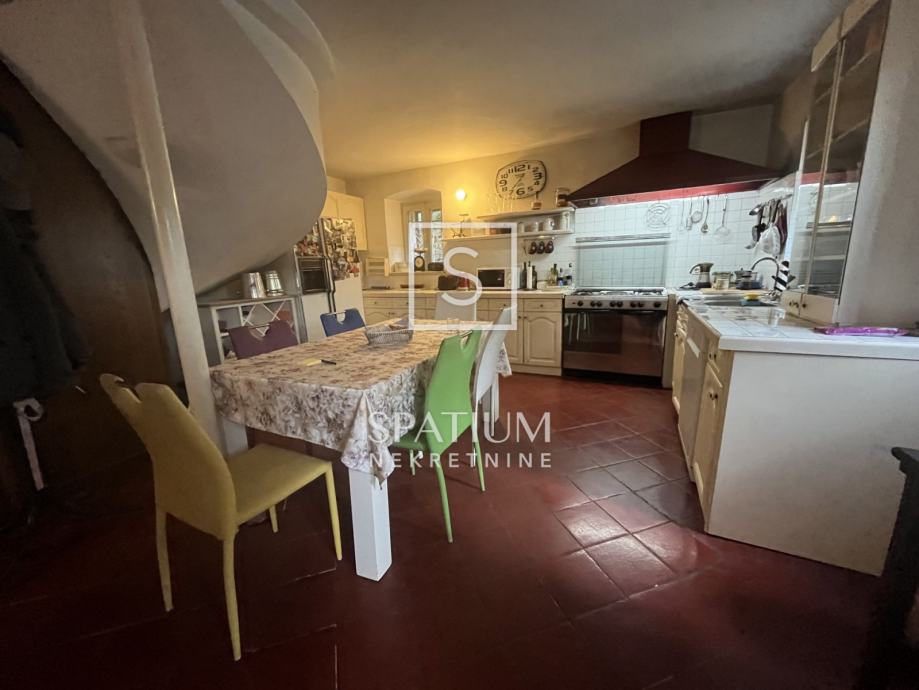 KOSTRENA, AUTOHTONA PRIMORSKA KUCA S IMANJEM OD 2200m2 (prodaja)