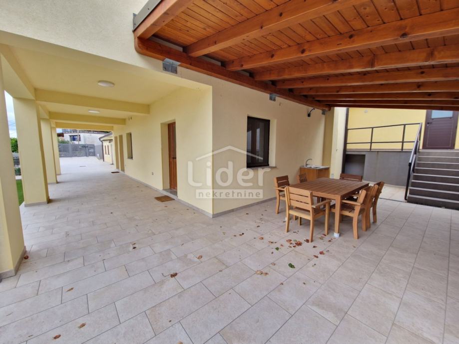 Kostrena, dvije kuće, garaža i spremište s pogledom na Kvarner (prodaja)