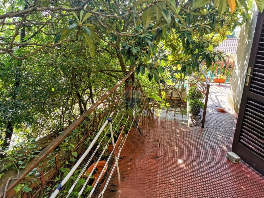 Kostrena, etaža kuće s 2 garaže i okućnicom (prodaja)