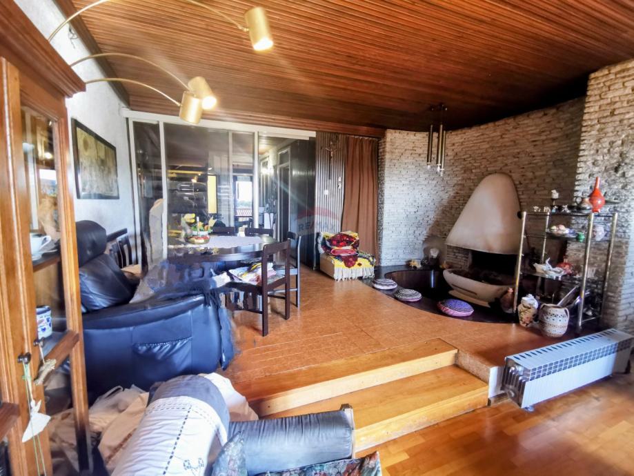 Kostrena, etaža kuće s 2 garaže i okućnicom (prodaja)