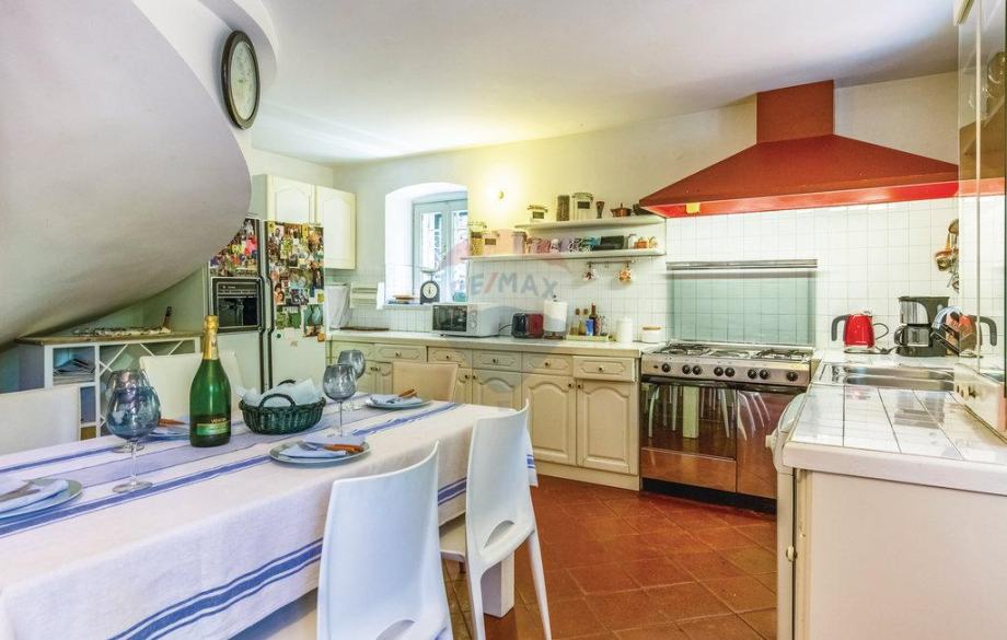 KOSTRENA, imanje s dvije kuće i bazenom (prodaja)