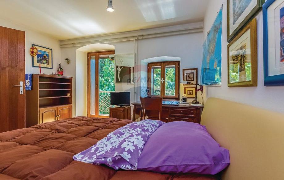 KOSTRENA, imanje s dvije kuće i bazenom (prodaja)