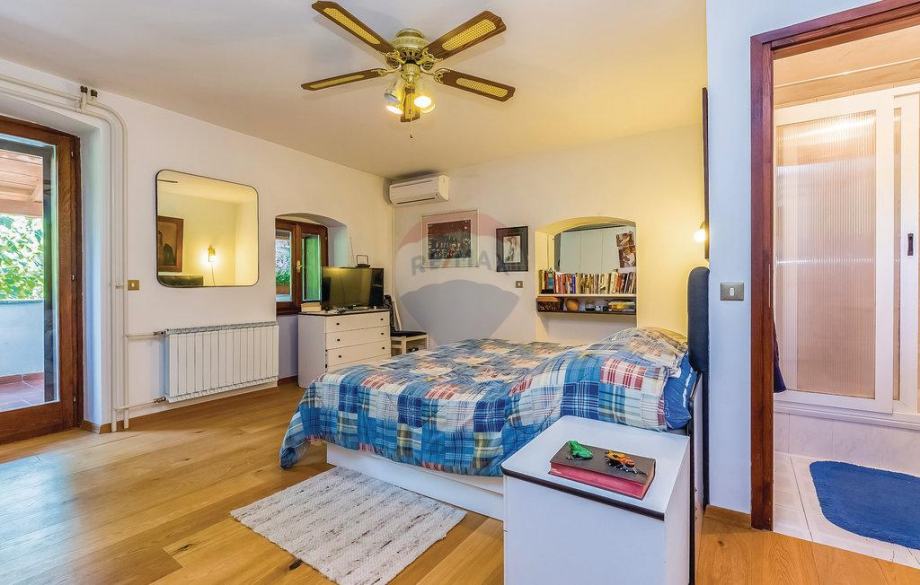 KOSTRENA, imanje s dvije kuće i bazenom (prodaja)