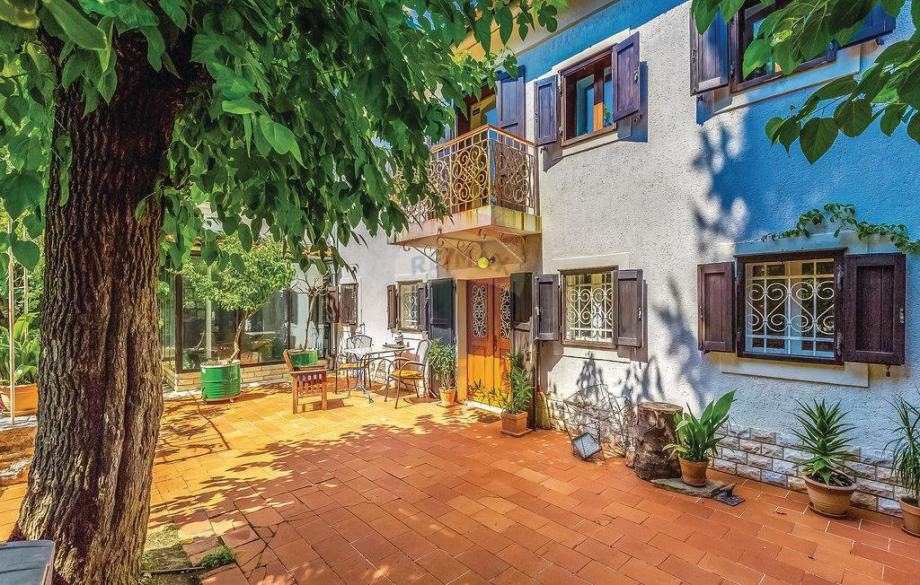 KOSTRENA, imanje s dvije kuće i bazenom (prodaja)