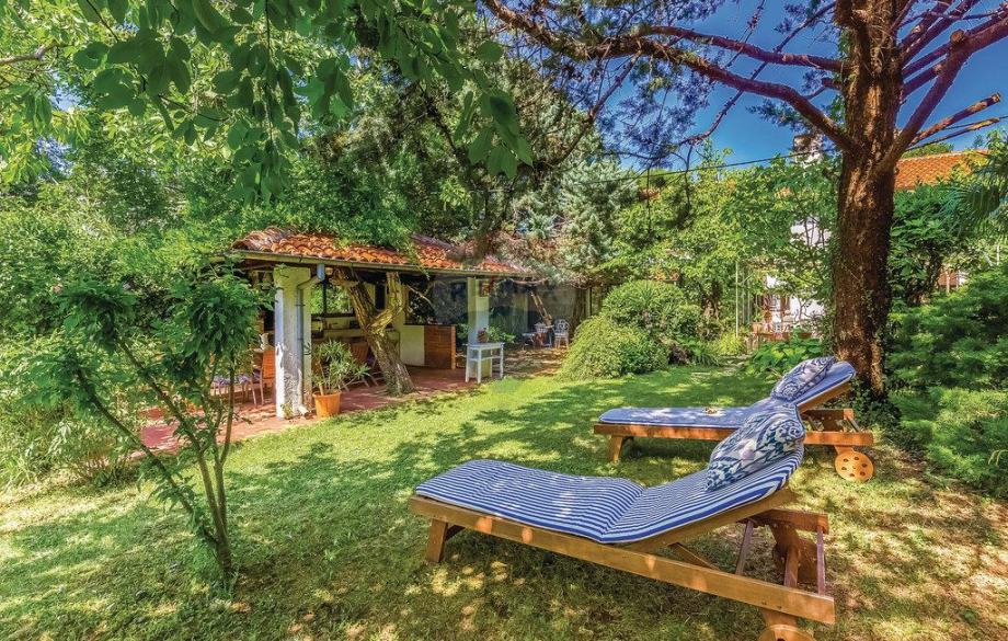 KOSTRENA, imanje s dvije kuće i bazenom (prodaja)